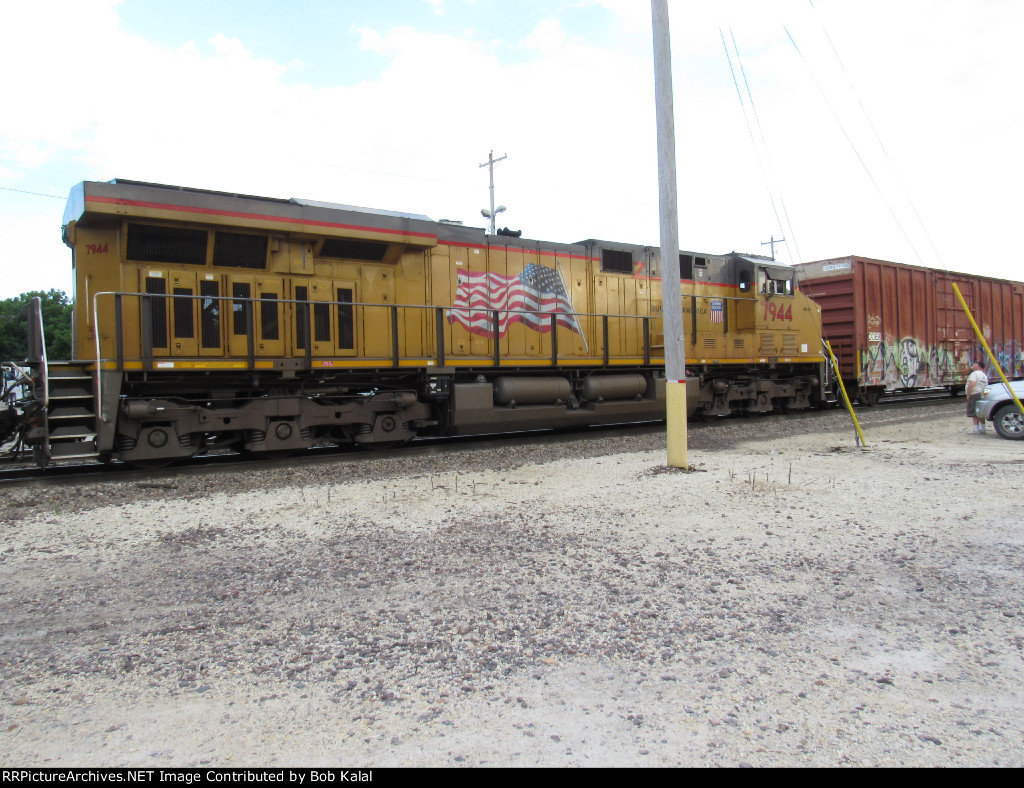 NS 7655 & UP 7944 waiting
